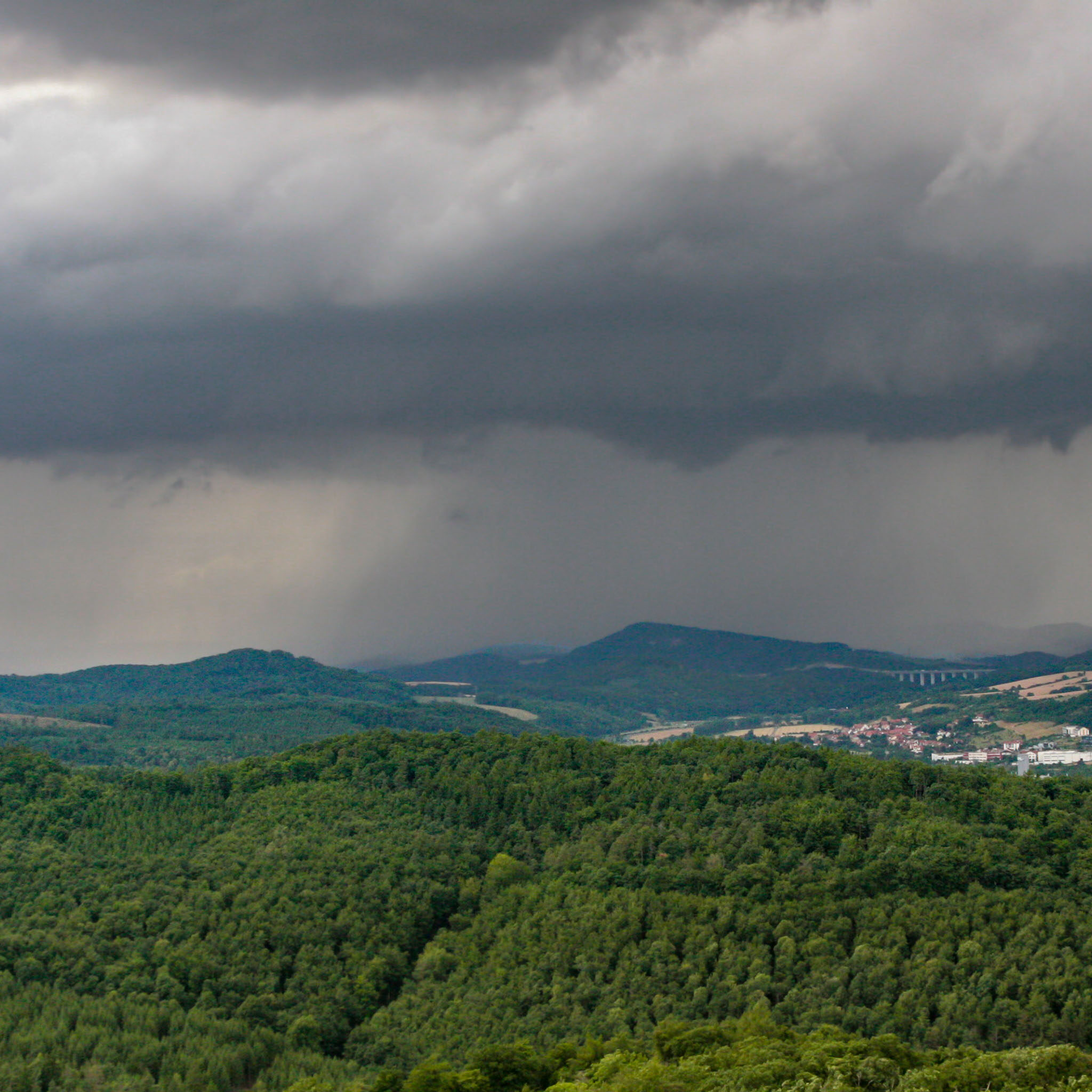 Regenwolken Thüringer Wald – Hintergrundbilder.de