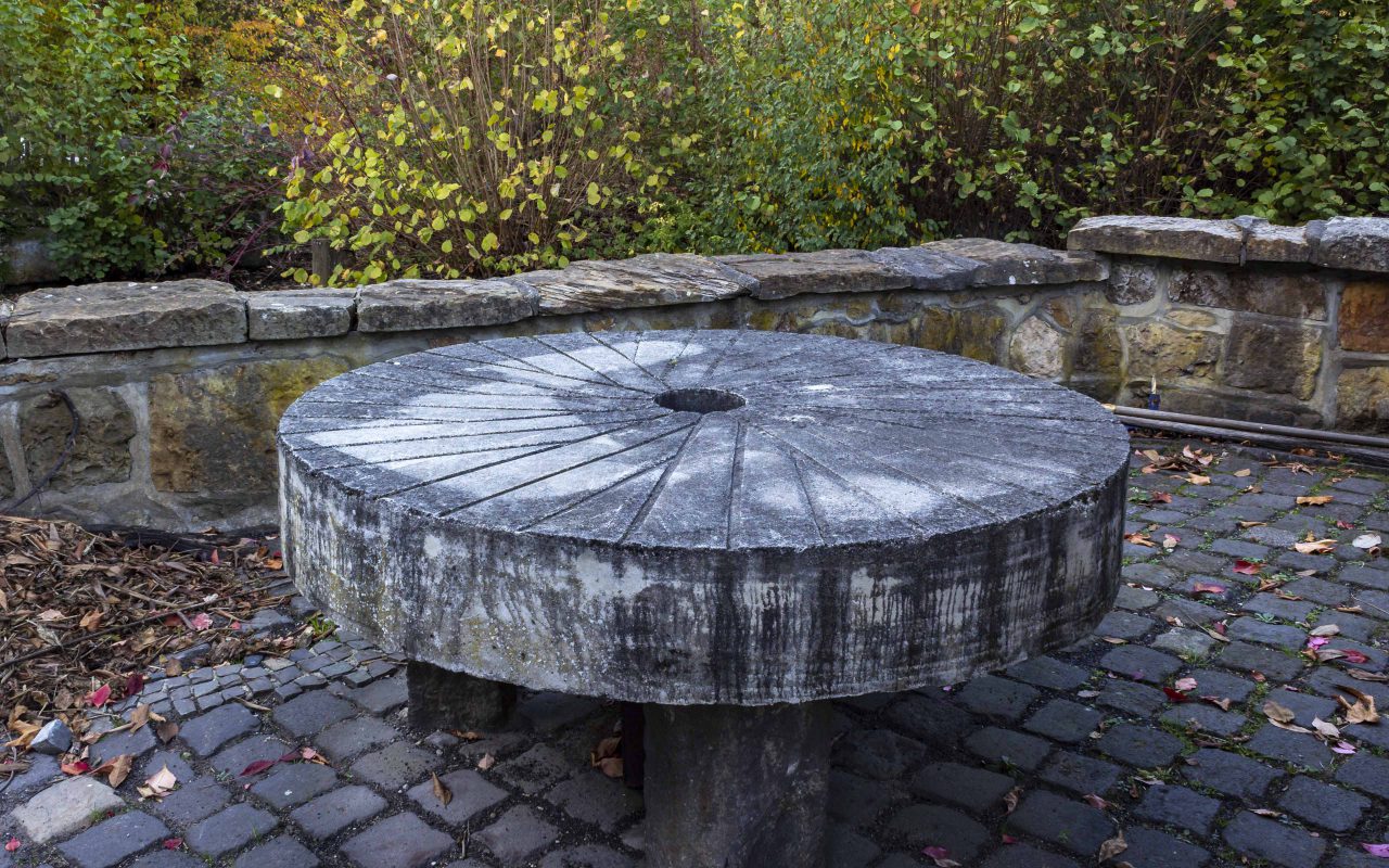 Alter Mühlstein – Hintergrundbilder.de