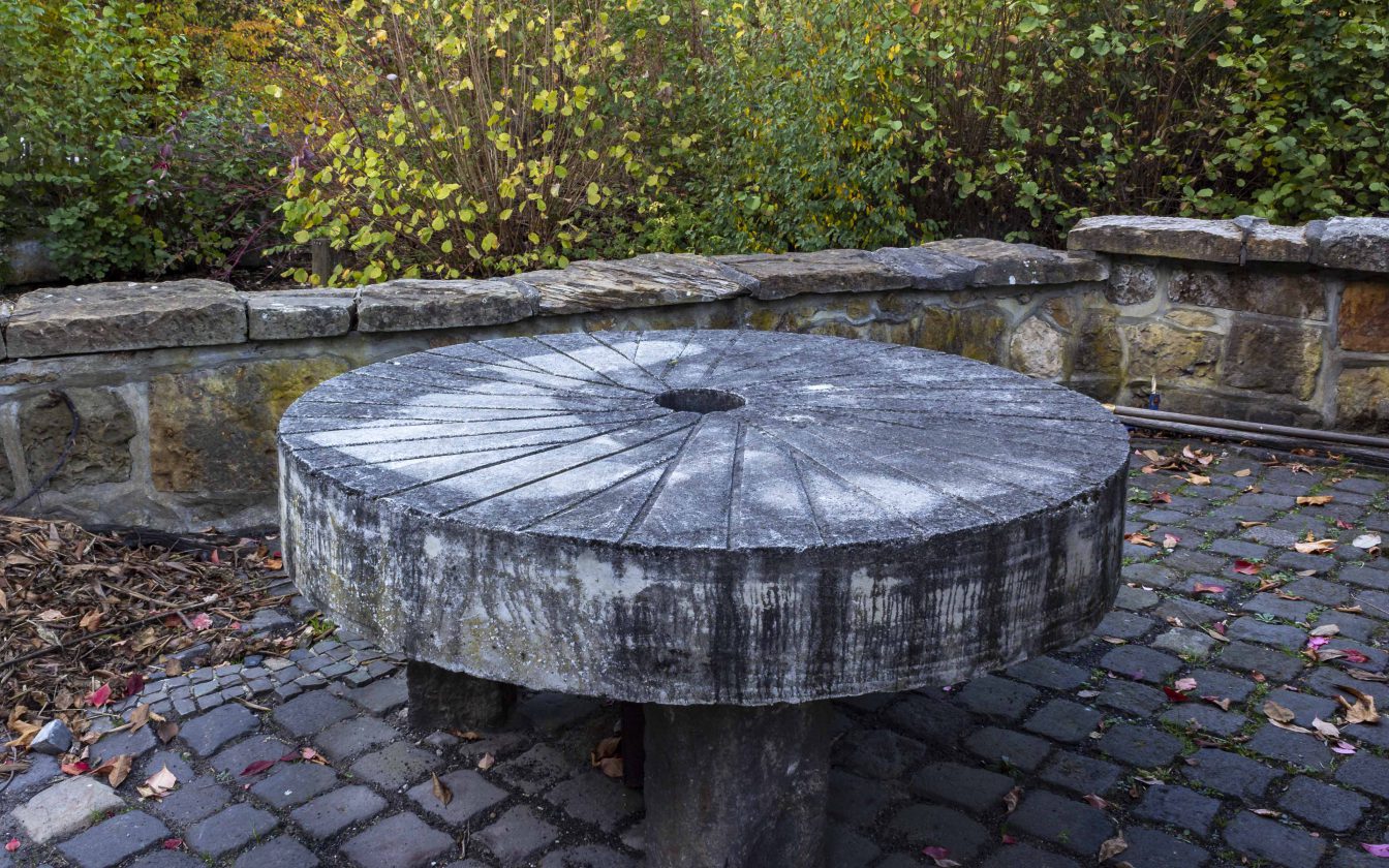 Alter Mühlstein – Hintergrundbilder.de